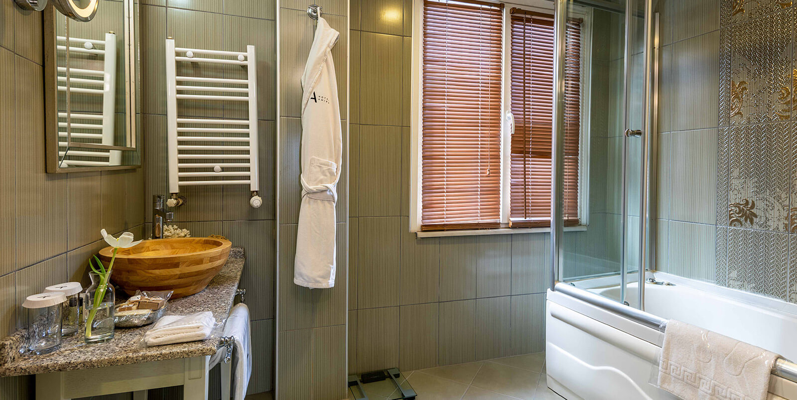 Open Plan Suite with Balcony – Hotel Amira